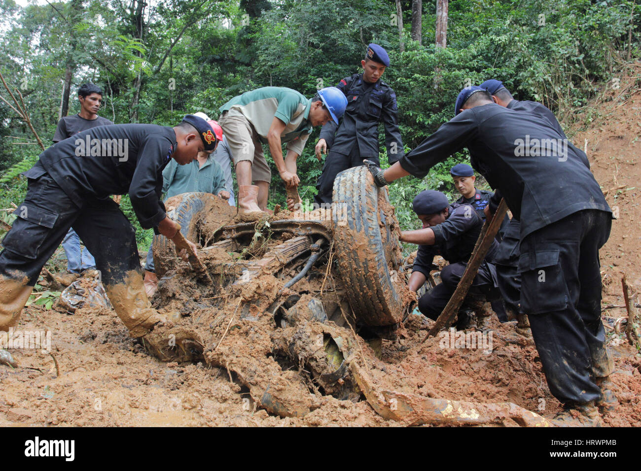 West Sumatra, Indonesia. 4th Mar, 2017. Police officers dig out bodies ...