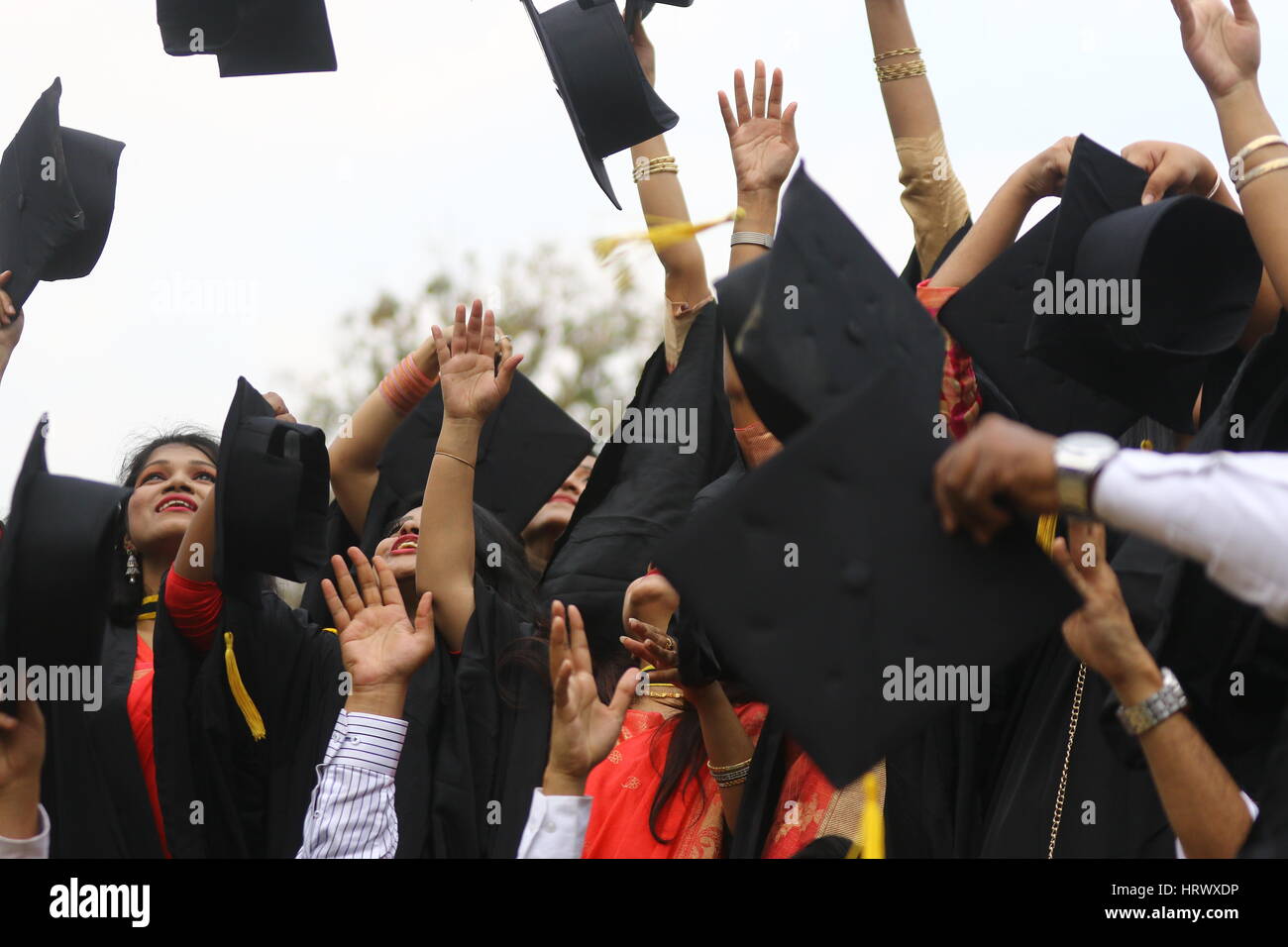 Dhaka, Bangladesh. 4th Mar, 2017. Dhaka University graduates throw ...