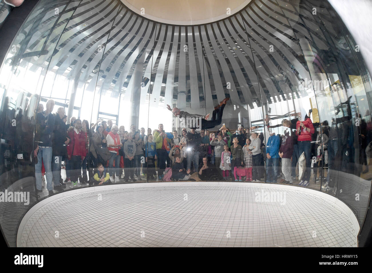 Munich, Germany. 4th March, 2017. HANDOUT - A sky diving teacher and ...