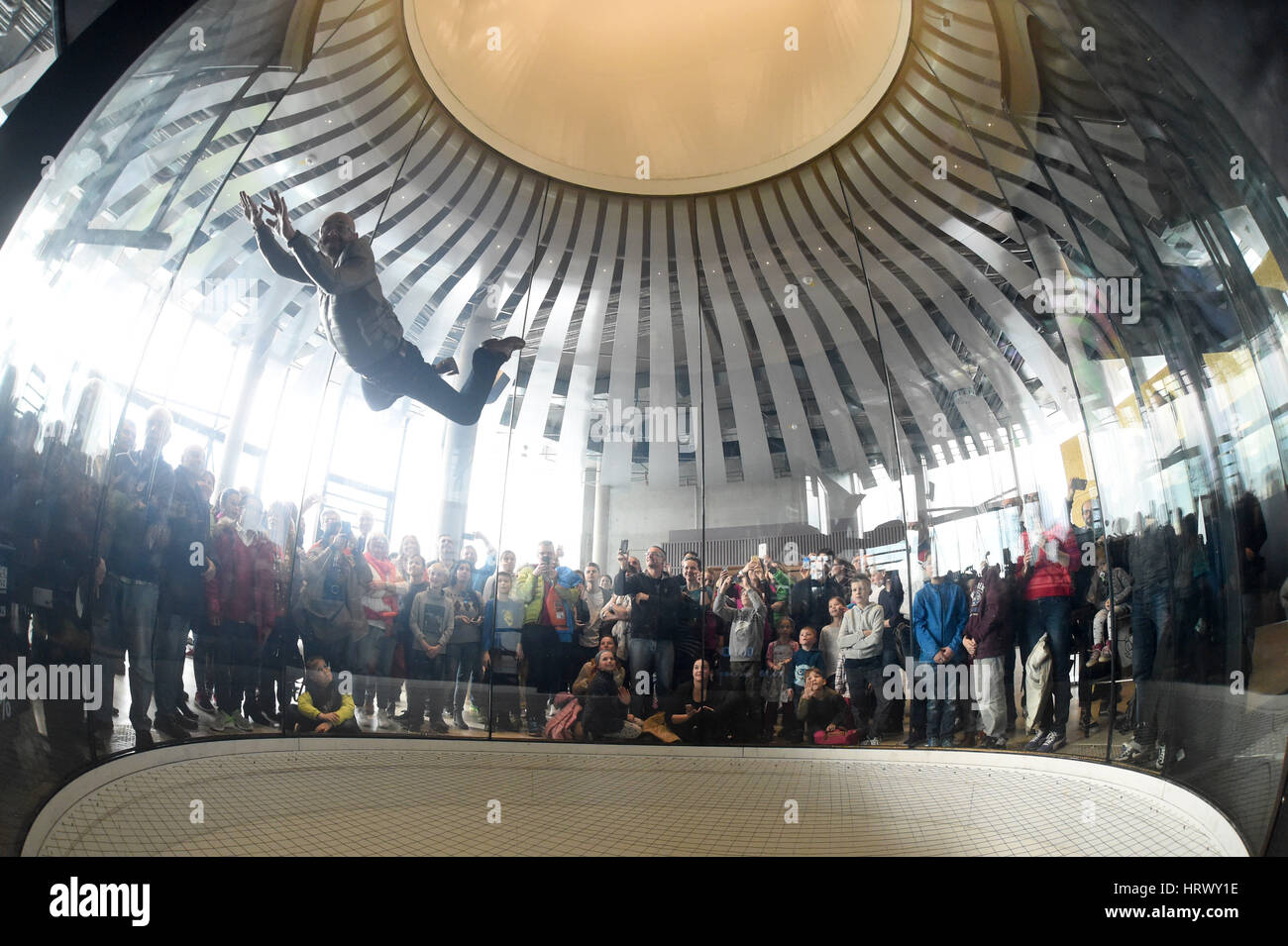 Munich, Germany. 4th March, 2017. HANDOUT - A sky diving teacher and ...