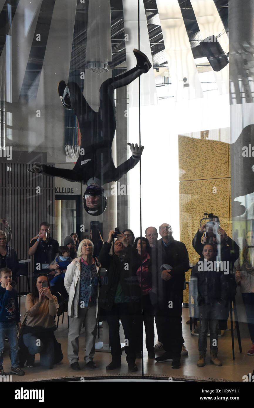 Munich, Germany. 4th March, 2017. HANDOUT - A sky diving teacher in a ...