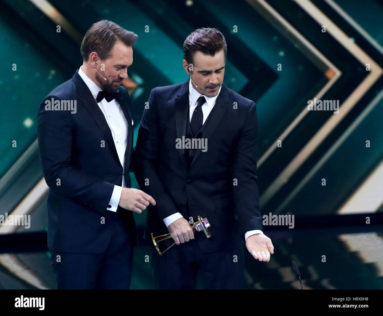 Hamburg, Germany. 04th Mar, 2017. Irish actor Colin Farrell (R ...