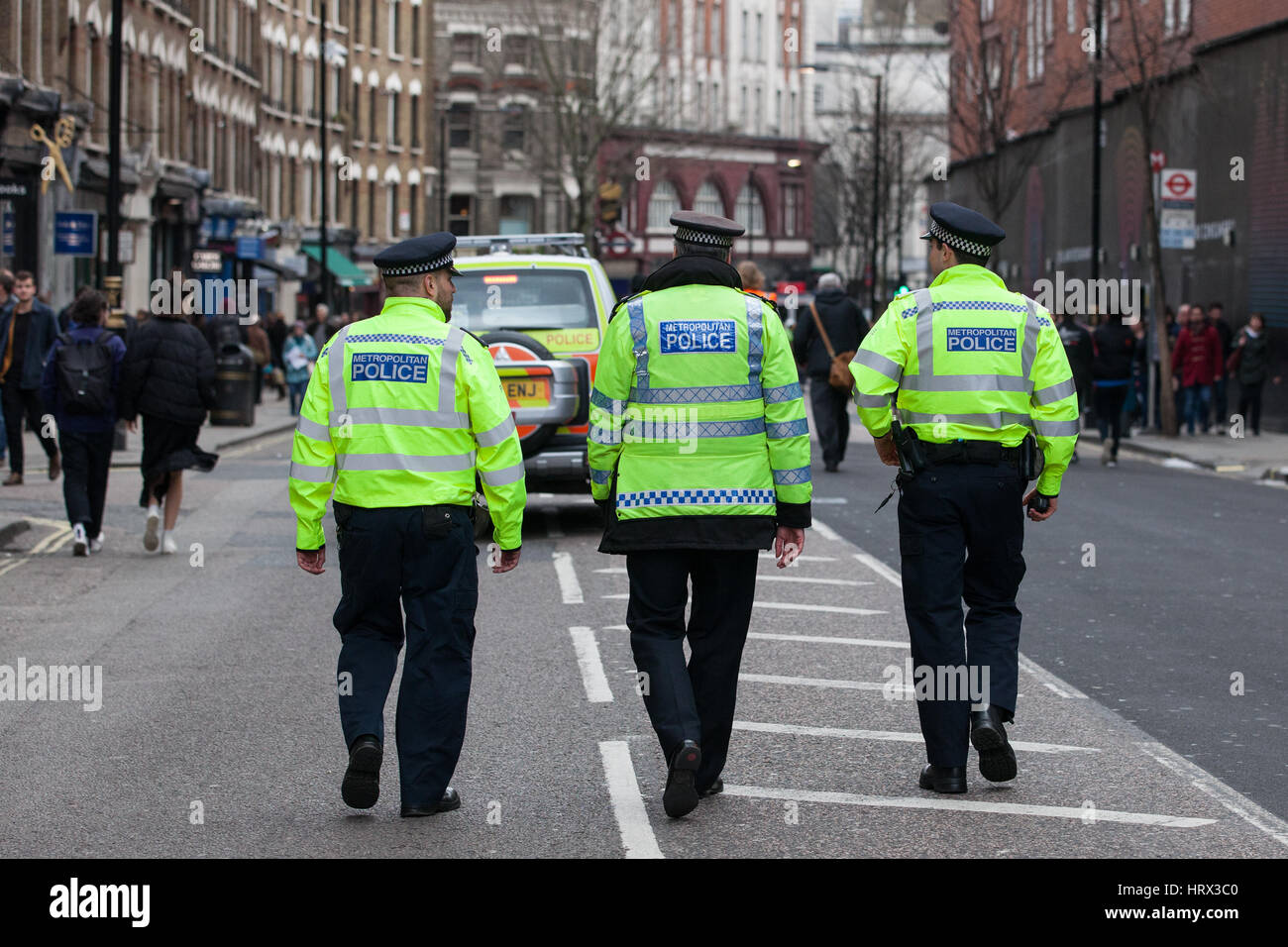 Metropolitan police officers walk hi-res stock photography and images ...