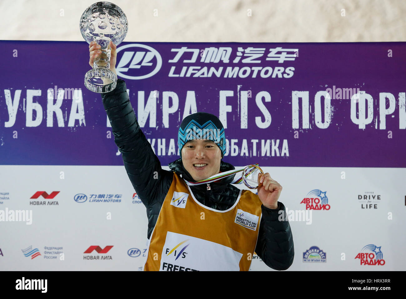 Moscow, Russia. 4th Mar, 2017. Zhou Hang of China poses with trophy ...