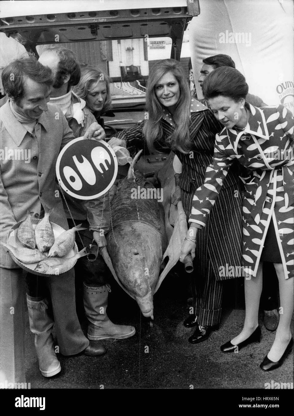 Apr. 13, 1972 - Singer Dalida with the Dolphin, ''OUM' (Credit Image ...