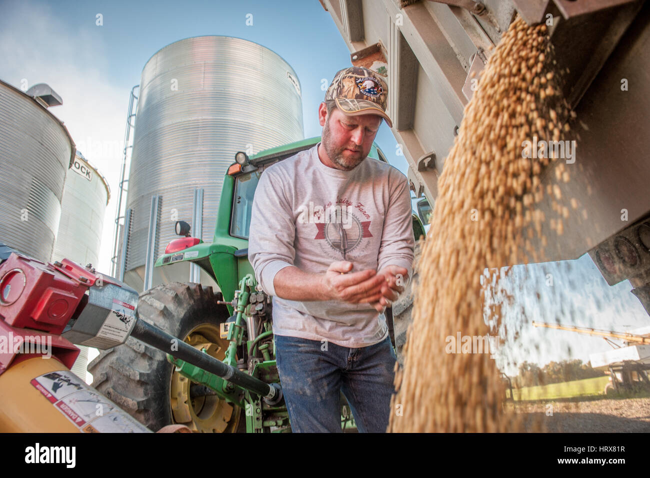 Sifting beans on Pennsylvania farm Stock Photo - Alamy