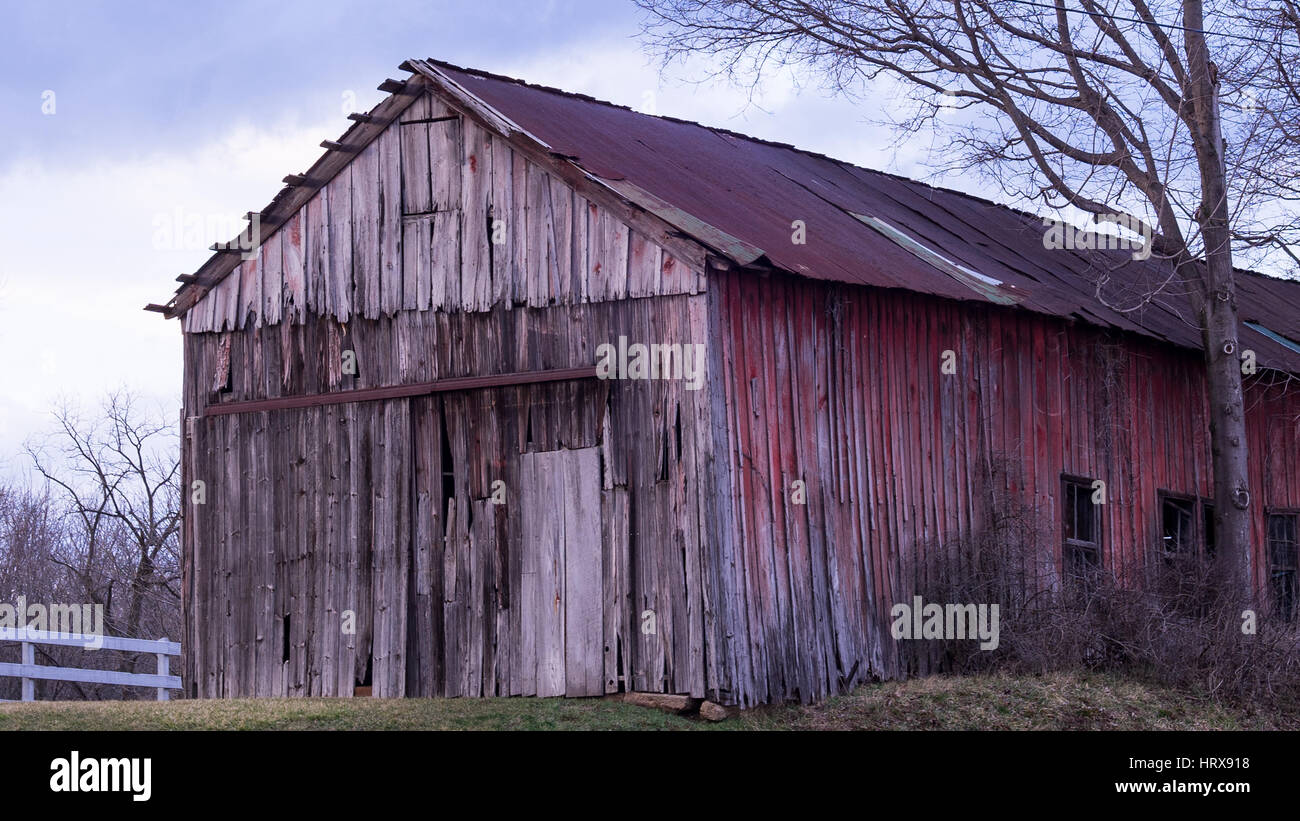 Red tin roof hi-res stock photography and images - Alamy
