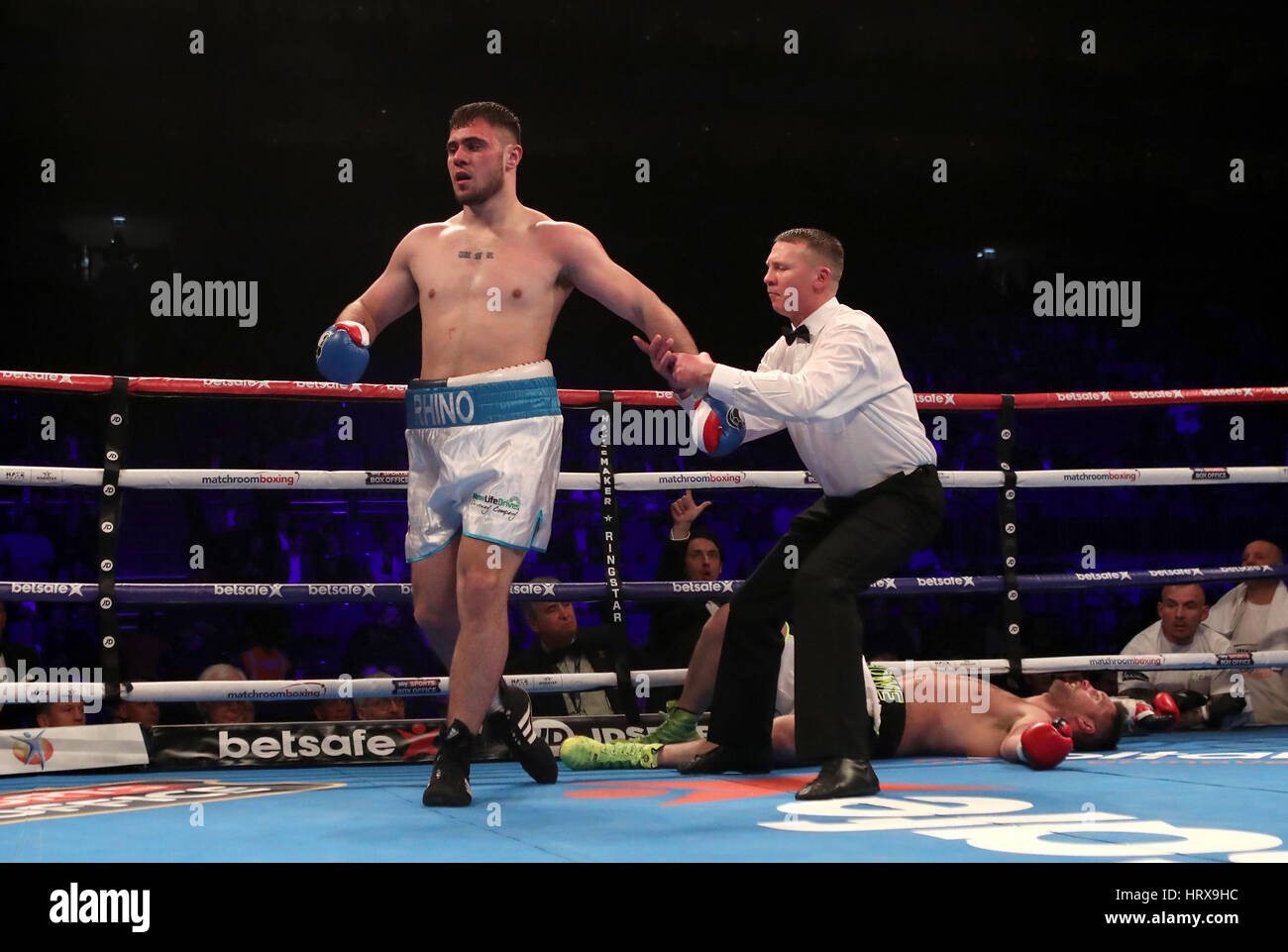 Dave Allen celebrates his victory over David Howe in the heavyweight ...