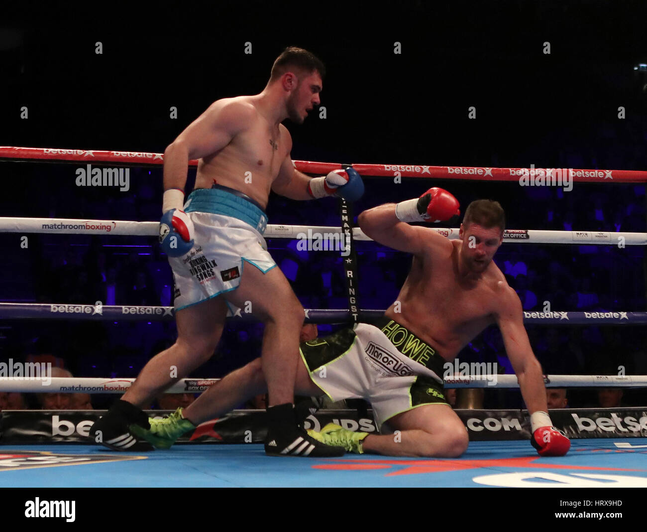 Dave Allen knocks down David Howe to win the heavyweight contest at The ...