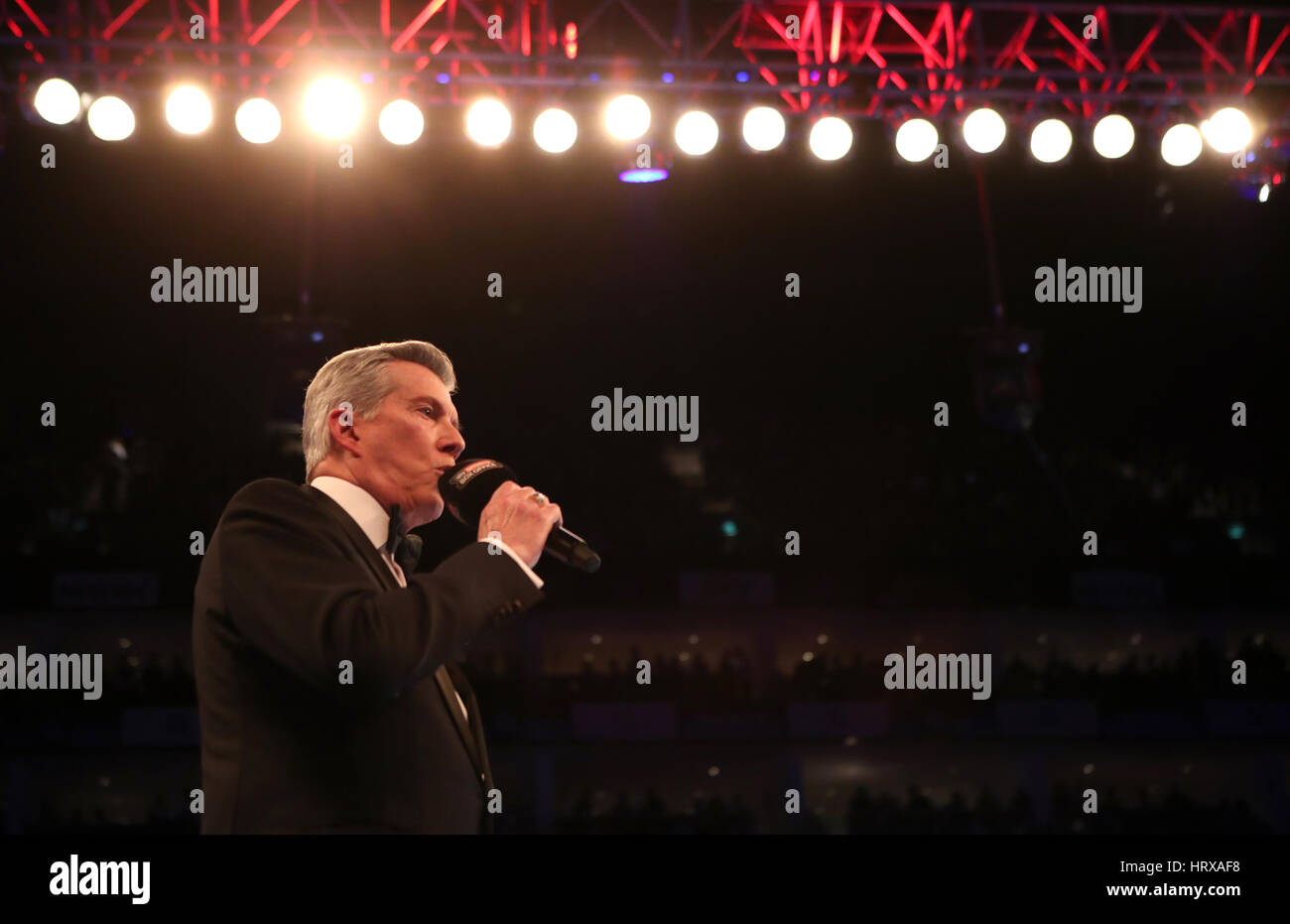 Ring announcer michael buffer o2 hi-res stock photography and images ... Ring announcer michael buffer o2 hi-res stock photography and images ...