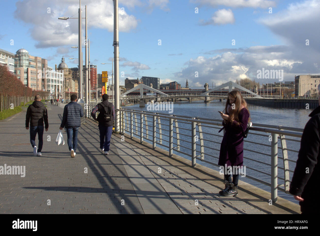 Glasgow Clyde walkway street life cityscape Stock Photo - Alamy