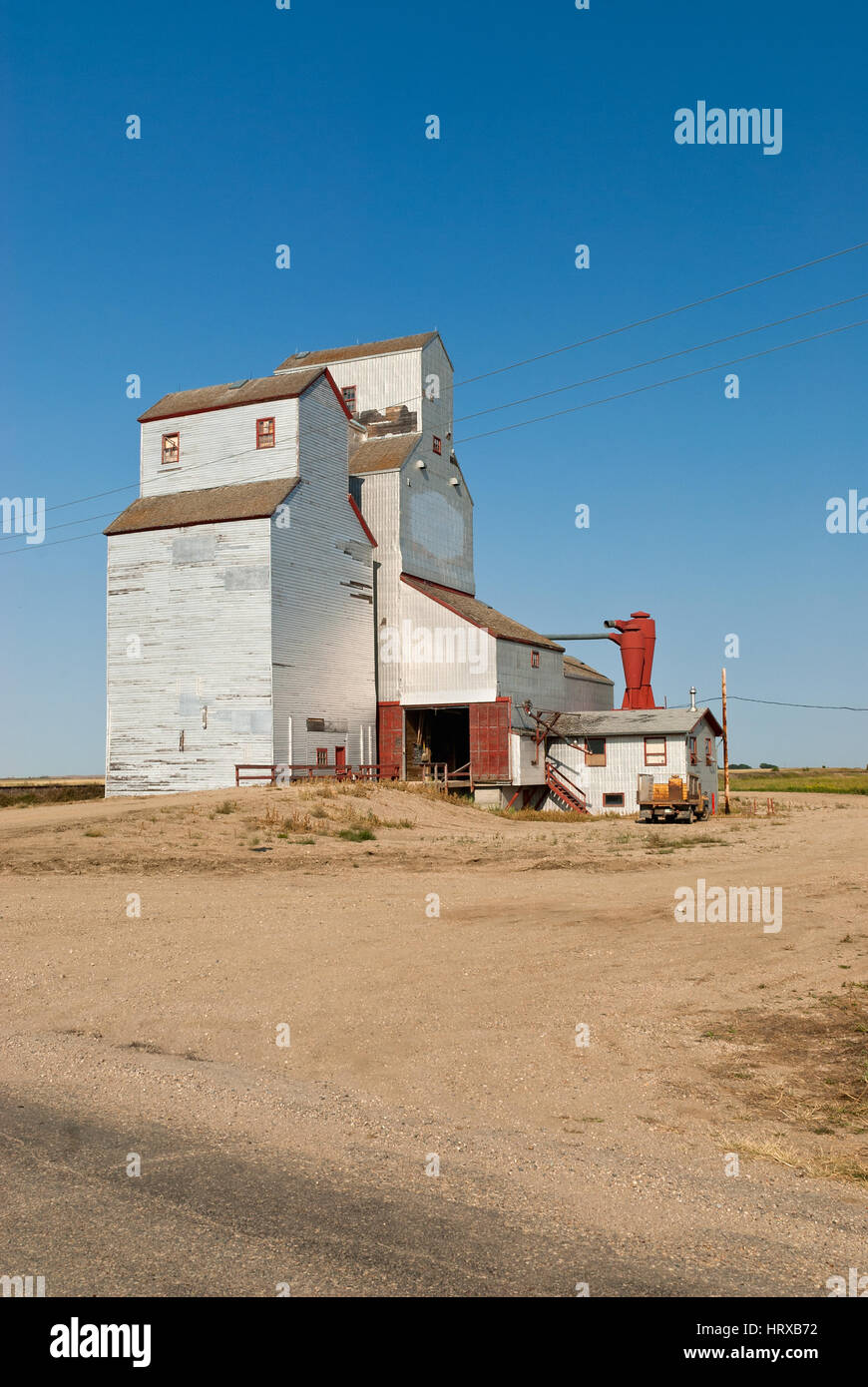 Typical prairie grain elevator Stock Photo - Alamy