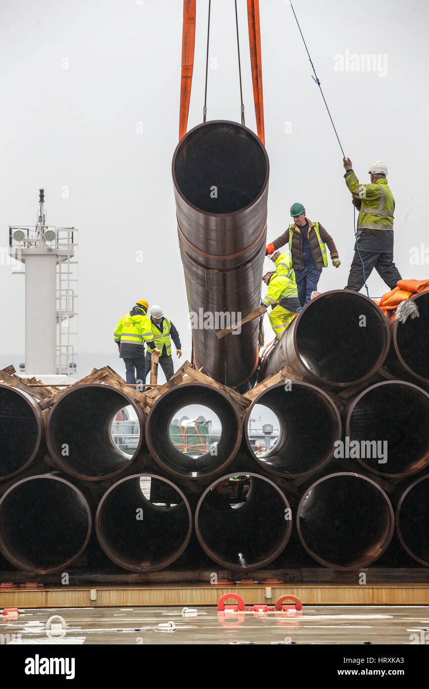 Tanker being unloaded cargo hi-res stock photography and images - Alamy