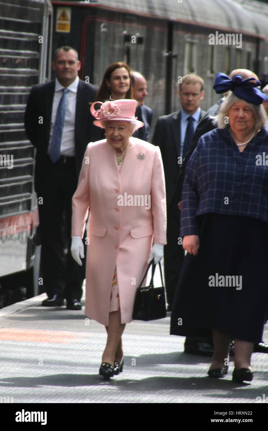 Queen elizabeth ii on train hi-res stock photography and images - Alamy