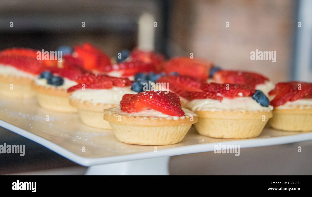 Cakes cream tarts fruit hi-res stock photography and images - Alamy
