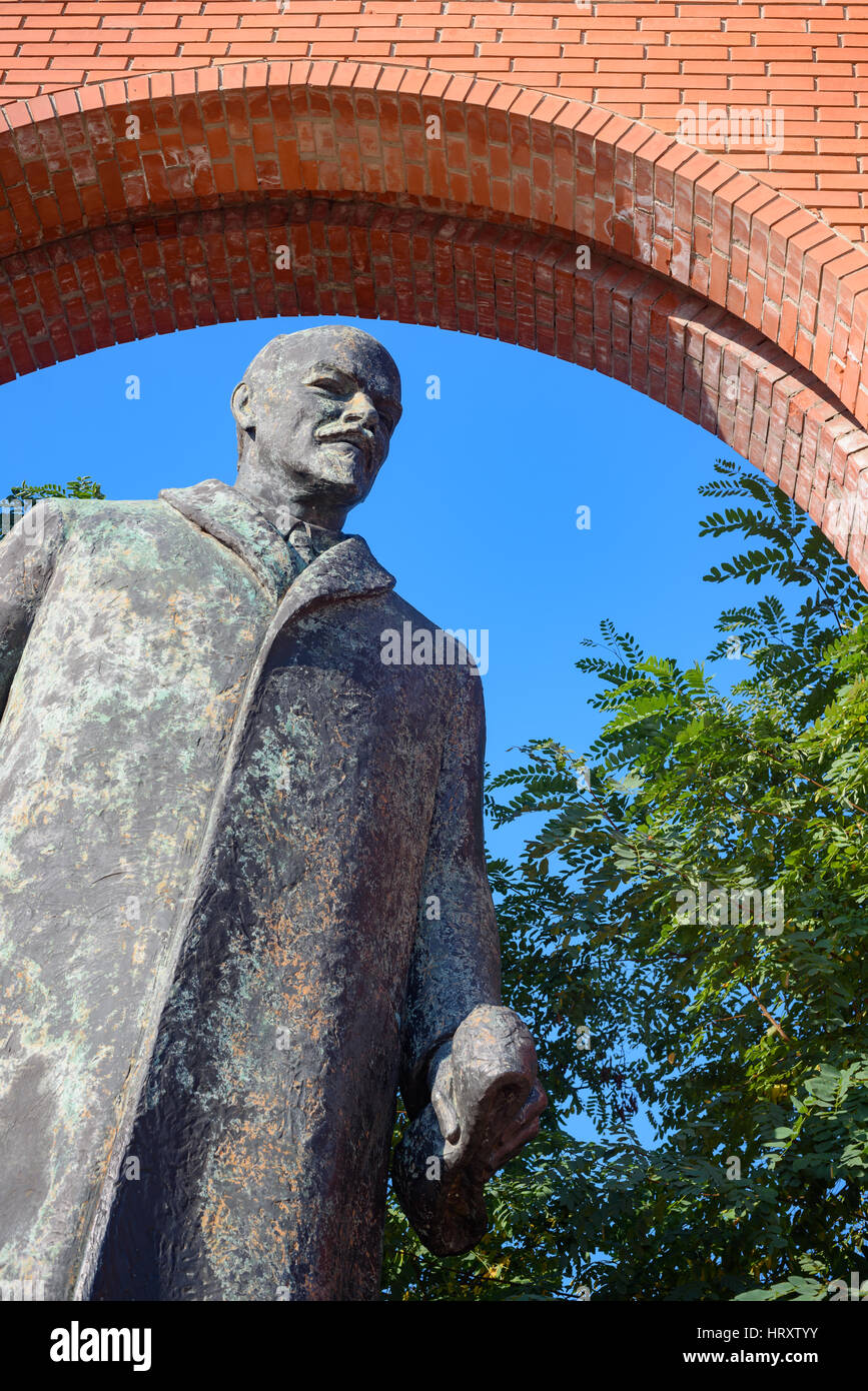 Statue of Lenin outside the door of Communist Park in Budapest Stock ...
