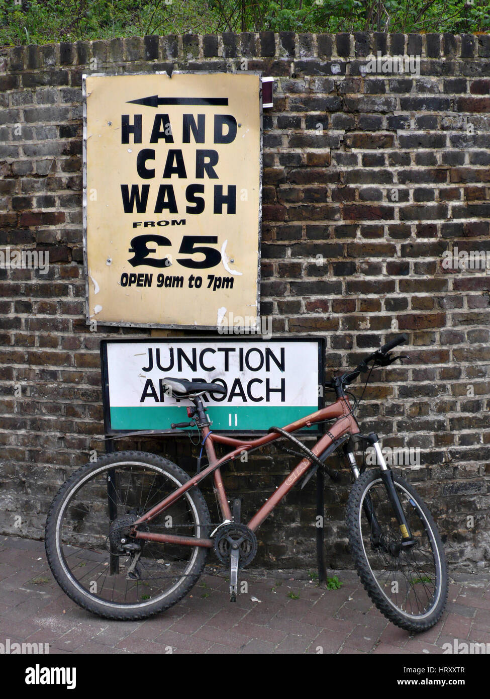 Car wash signage hi-res stock photography and images - Alamy