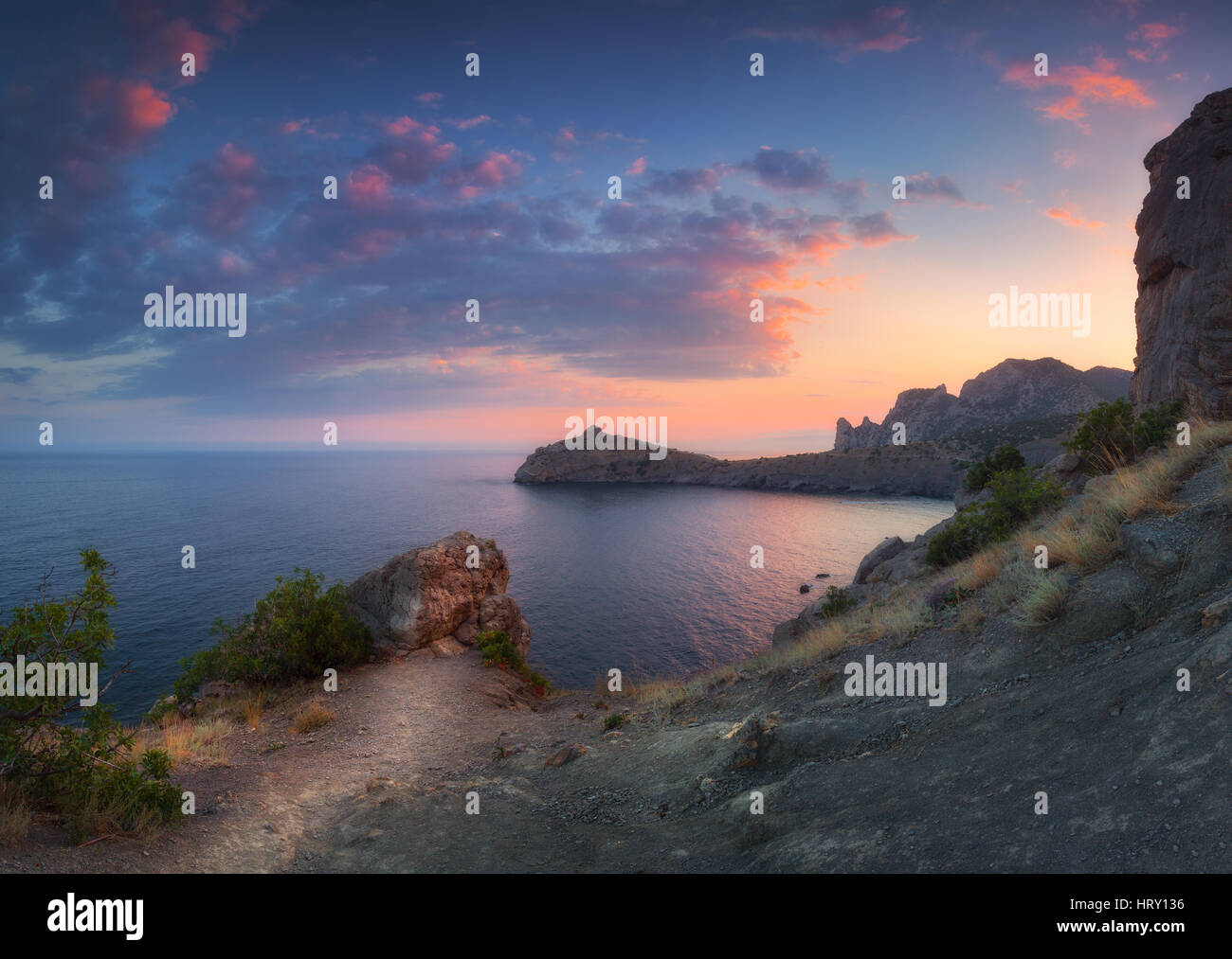 Beautiful pink and purple sky with clouds hi-res stock photography and ...