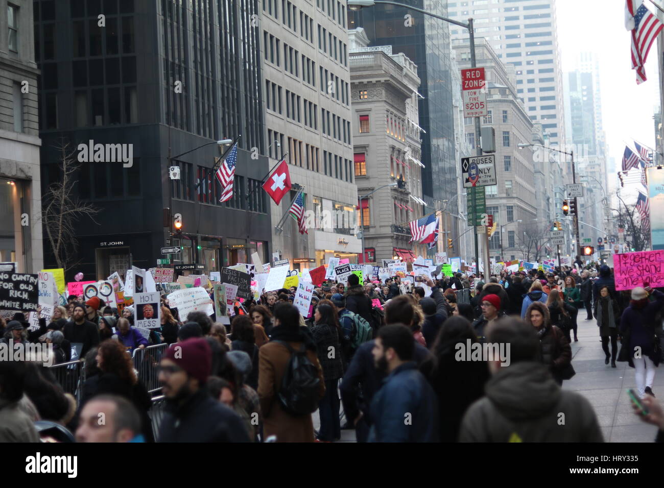 People walking with protest signs hi-res stock photography and images ...