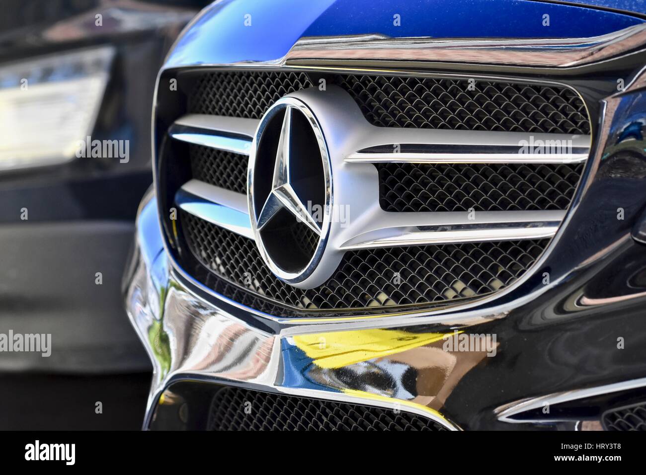 Black Mercedes-Benz close up of front logo Stock Photo - Alamy