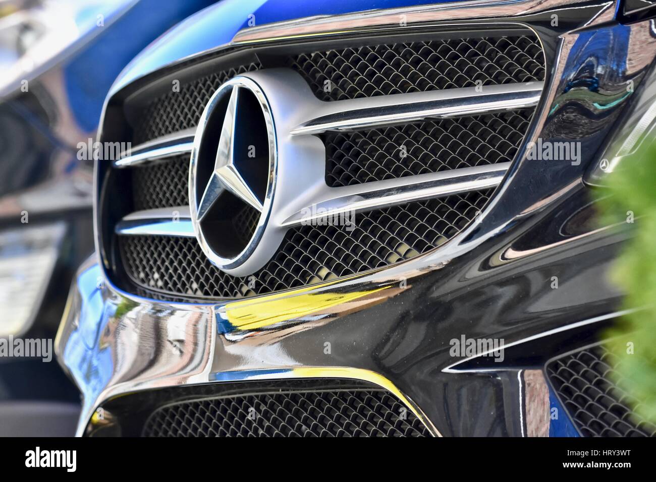 Black Mercedes-Benz close up of front logo Stock Photo - Alamy