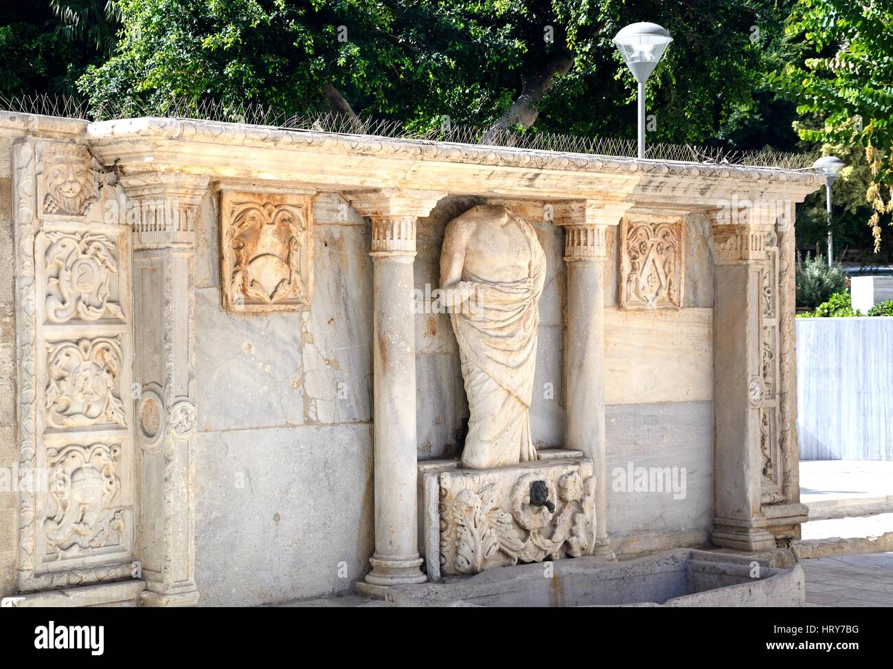 View of the Venetian Bembo fountain in Kornarou square, Heraklion ...