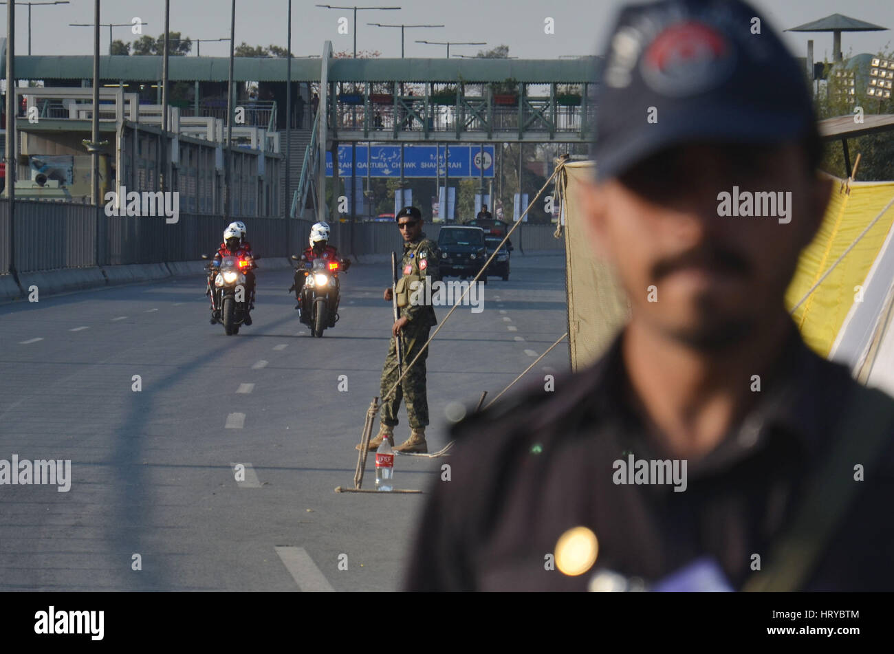 Lahore, Pakistan. 05th Mar, 2017. Pakistani paramilitary soldiers stand ...