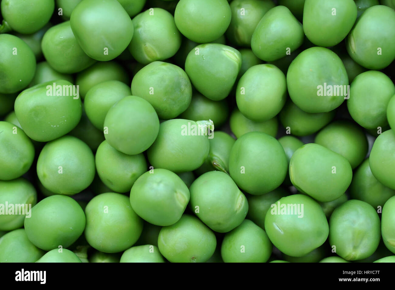 Green peas background Stock Photo - Alamy