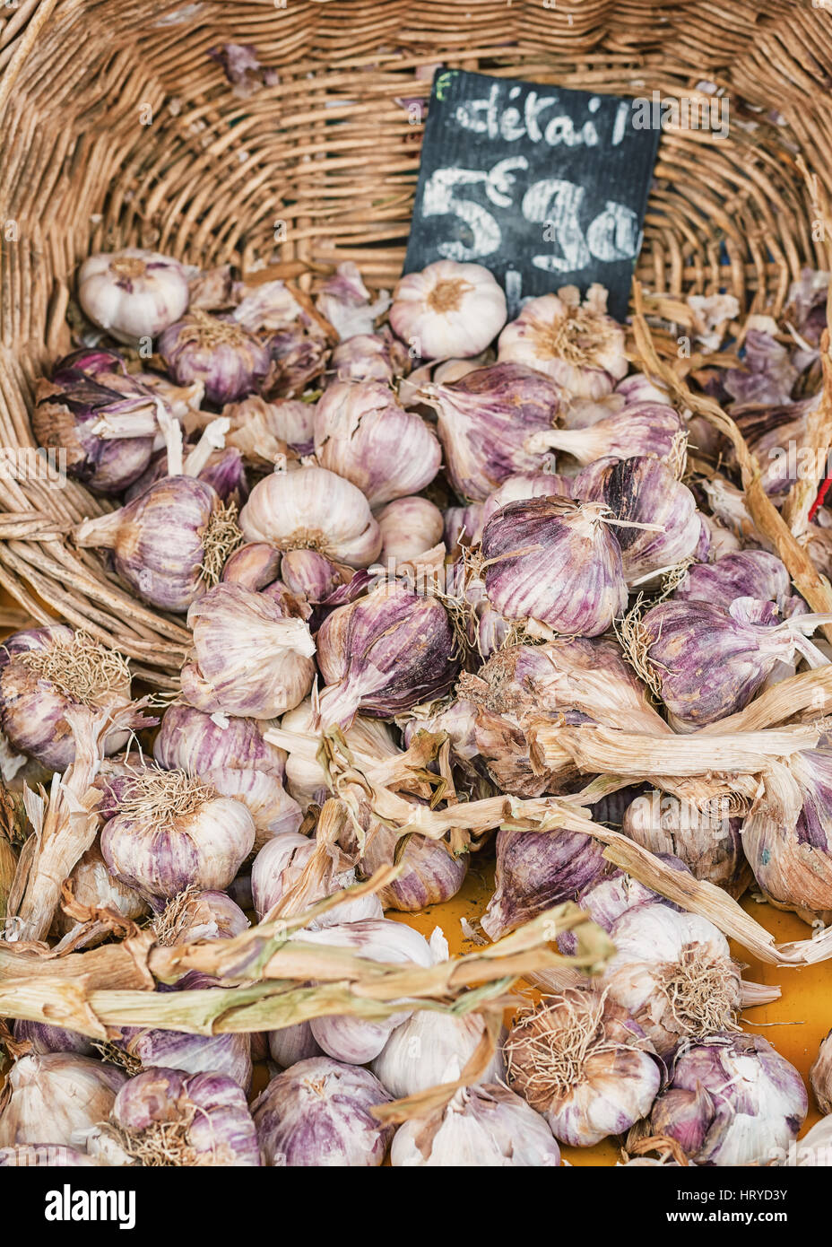 Garlic in a basket with a price tag Stock Photo - Alamy