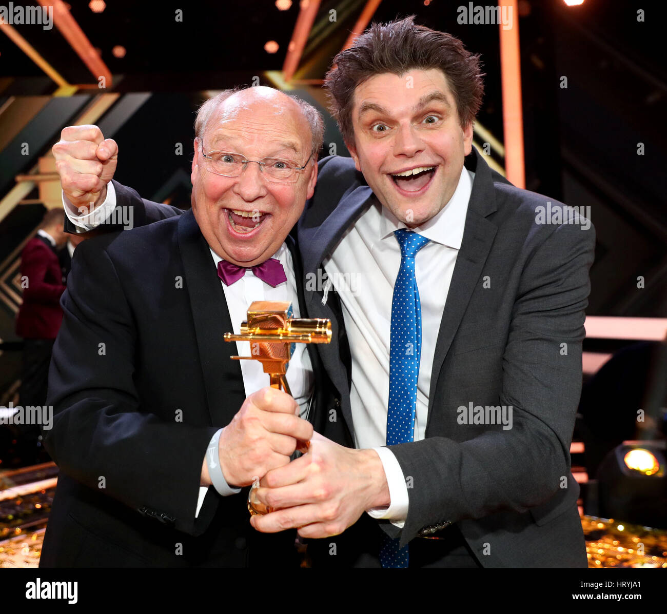 Comics Hans-Joachim Heist (l) and Lutz van der Horst receive the award ...