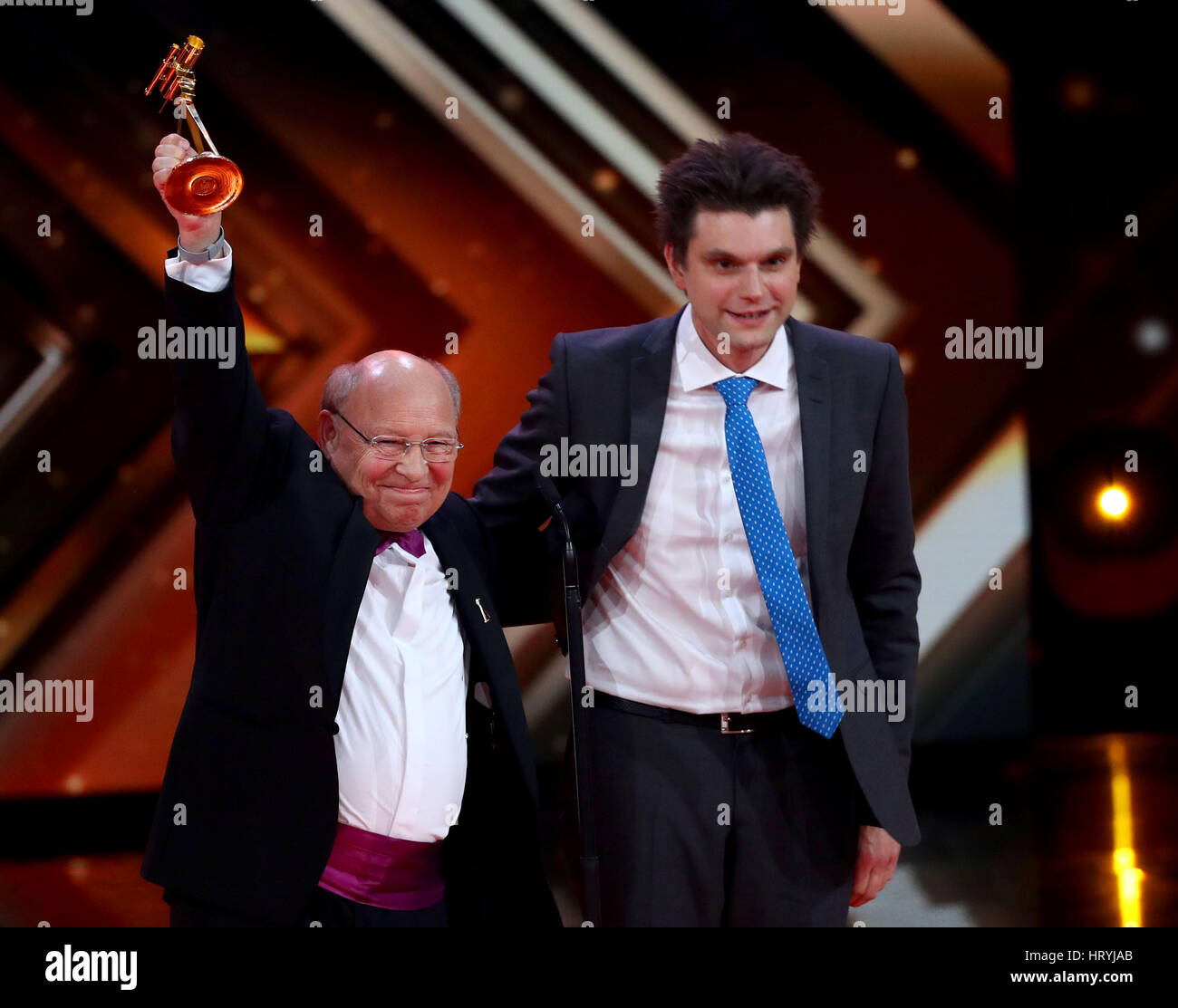 Comics Hans-Joachim Heist (l) and Lutz van der Horst receive the award ...