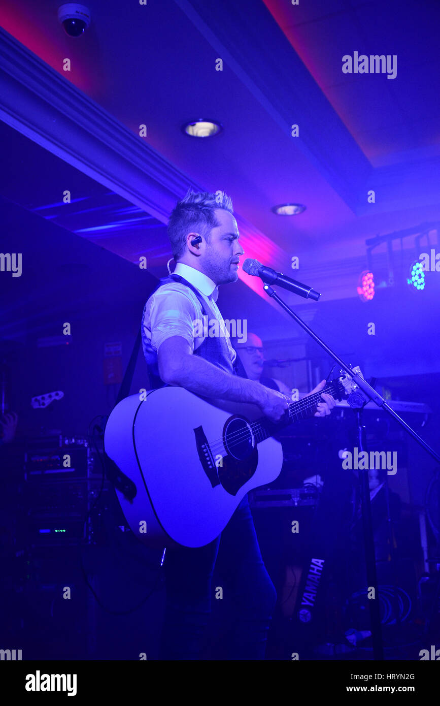 Irish Country Music Singer/Songwriter Derek Ryan in Concert.. Credit ...