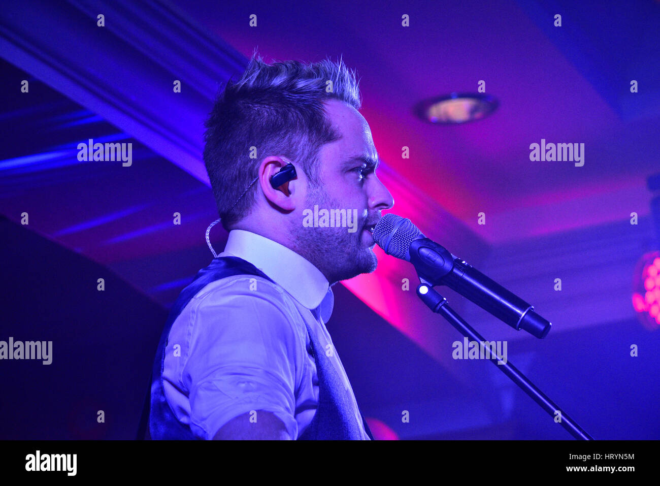 Irish Country Music Singer/Songwriter Derek Ryan in Concert.. Credit ...