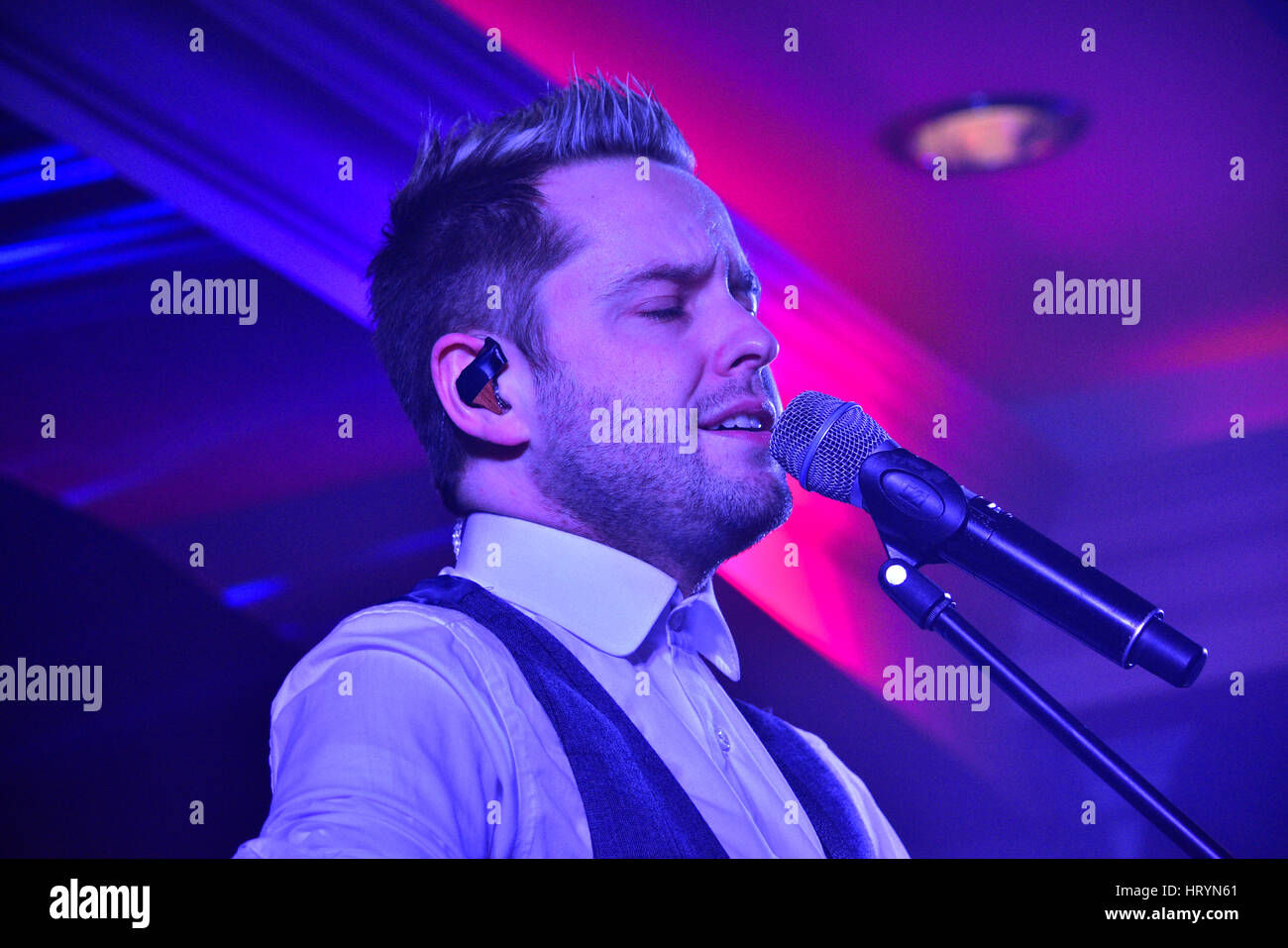 Irish Country Music Singer/Songwriter Derek Ryan in Concert.. Credit ...