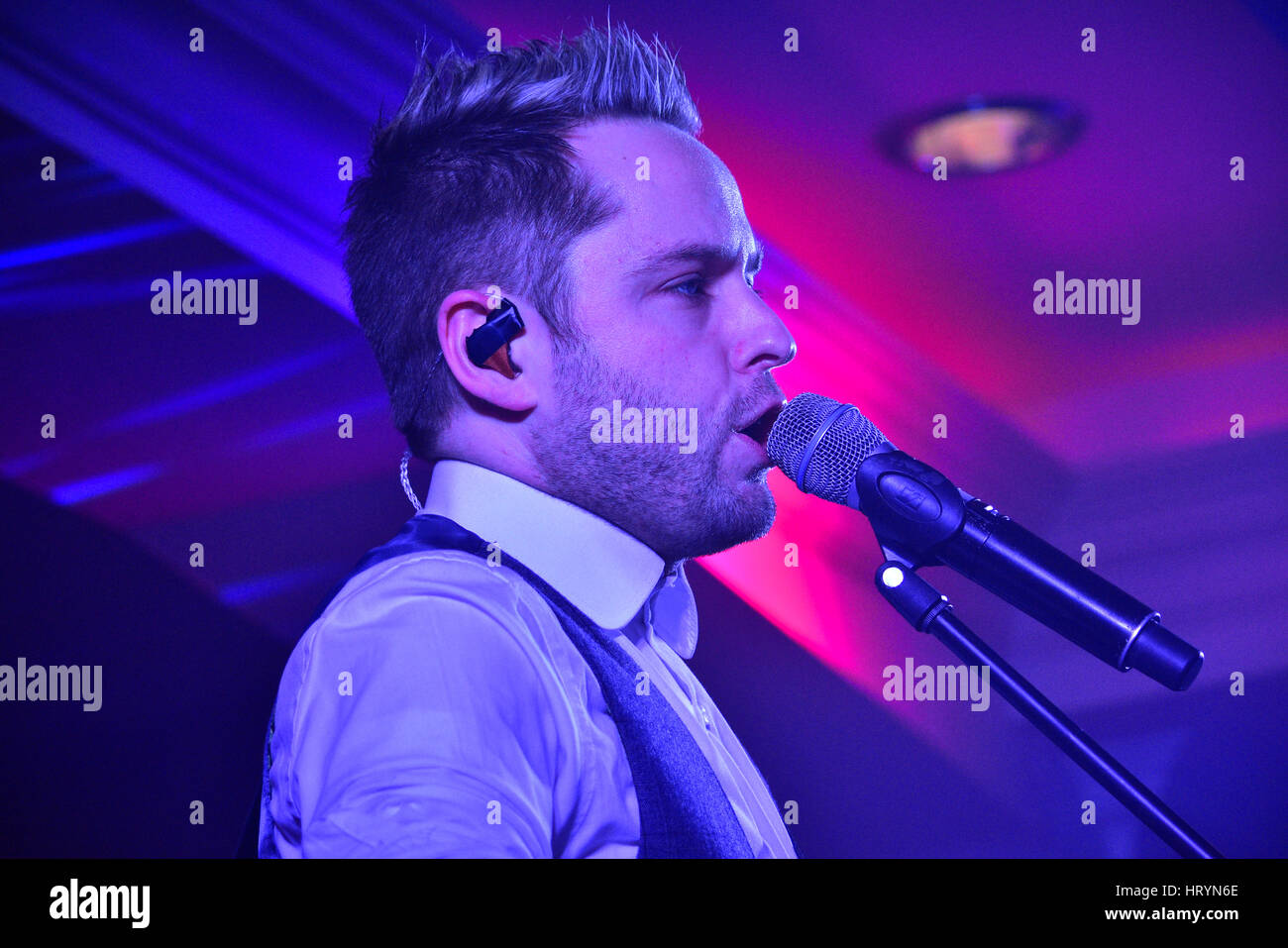 Irish Country Music Singer/Songwriter Derek Ryan in Concert.. Credit ...