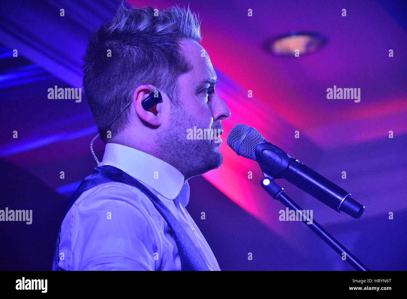 Irish Country Music Singer/Songwriter Derek Ryan in Concert.. Credit ...