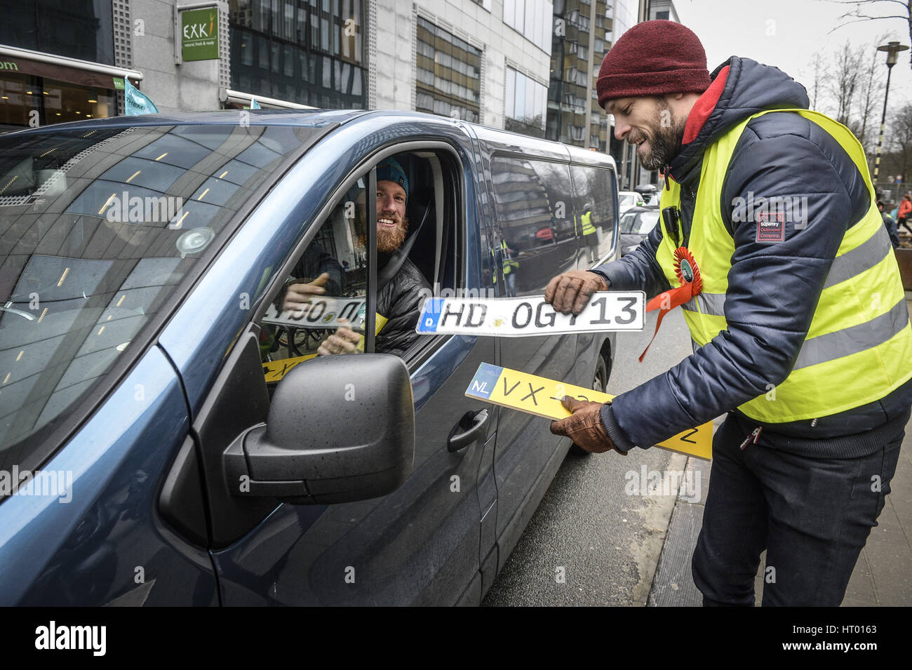 Drivers license center hi-res stock photography and images - Alamy