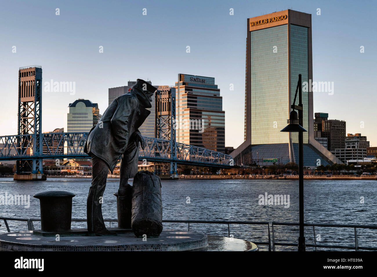 The lone sailor statue hi-res stock photography and images - Alamy