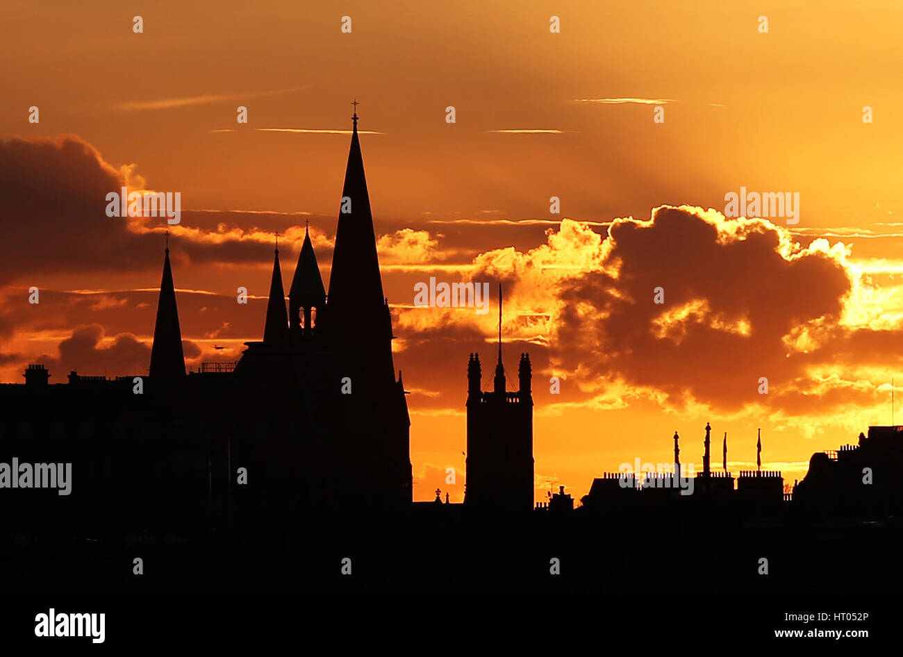 The sun sets over the Edinburgh skyline Stock Photo - Alamy