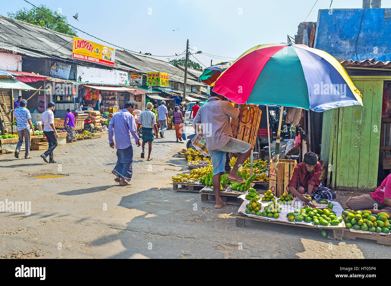COLOMBO, SRI LANKA - DECEMBER 6, 2016: The street sellers at Manning ...