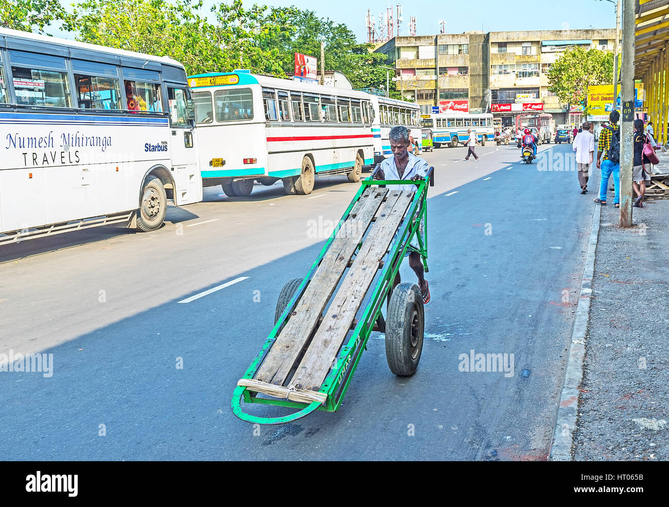 COLOMBO, SRI LANKA - DECEMBER 6, 2016: The markets of Pettah located ...