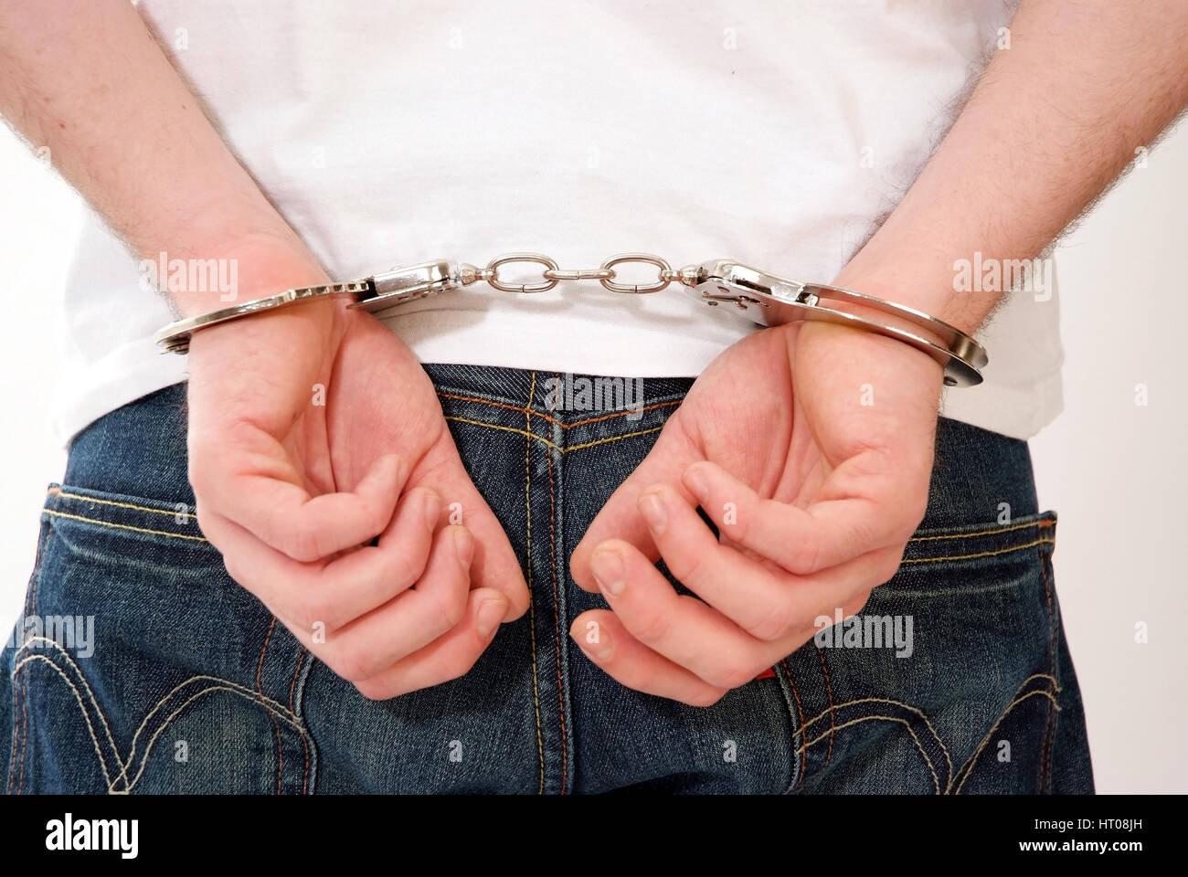 Mann in Handschellen - man in handcuffs Stock Photo - Alamy