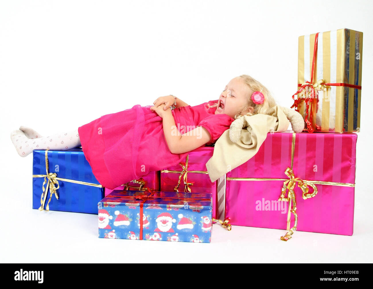 Symbolbild Warten auf Weihnachten, Maedchen schlaeft zwischen ...