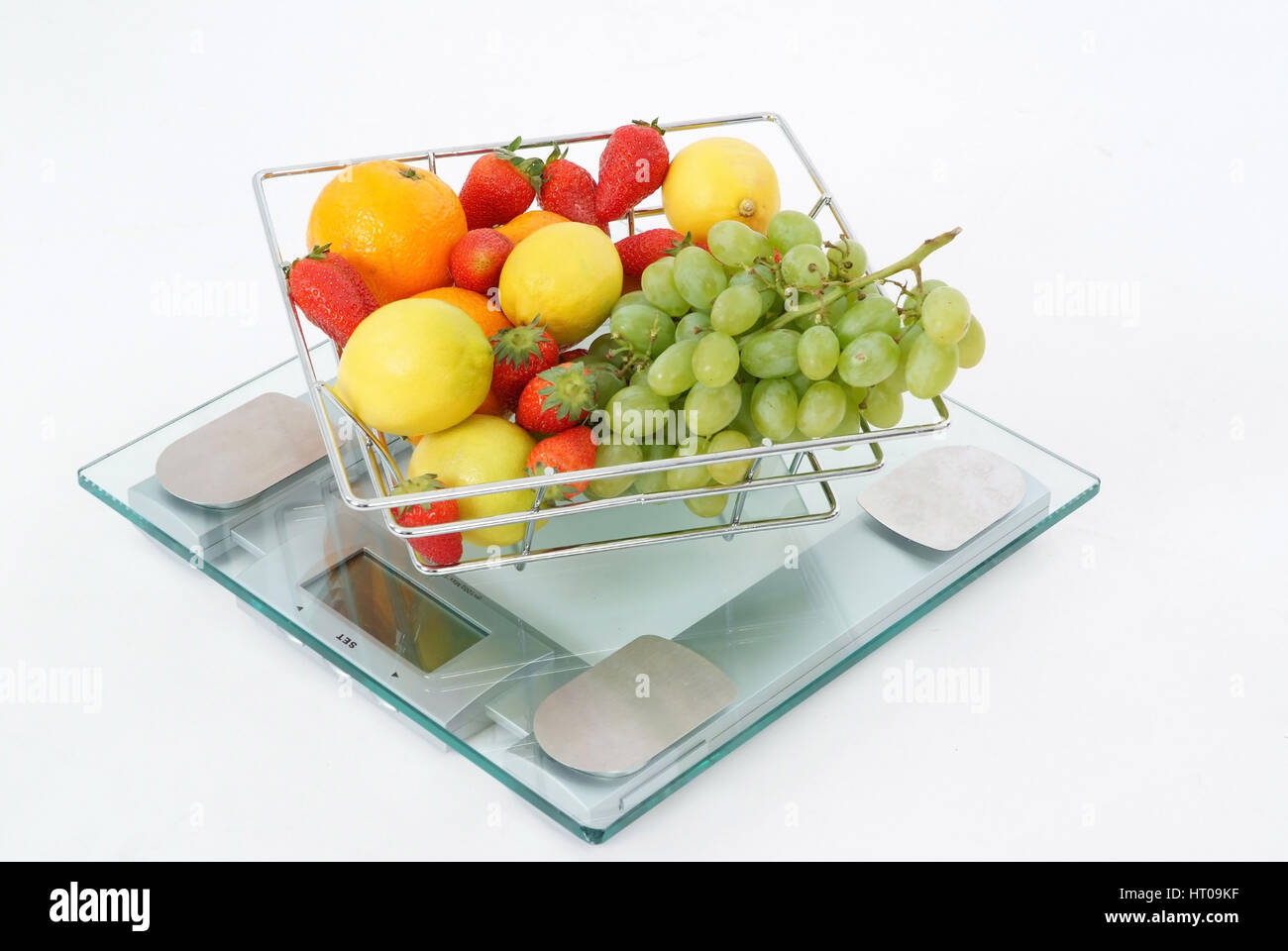 Obstkorb steht auf Koerperwaage - fruits on scale Stock Photo - Alamy