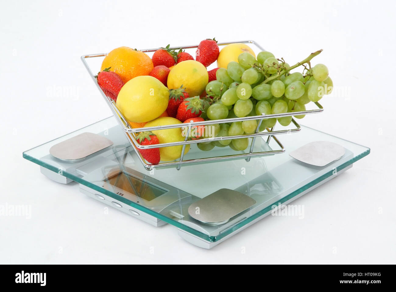 Obstkorb steht auf Koerperwaage - fruits on scale Stock Photo - Alamy