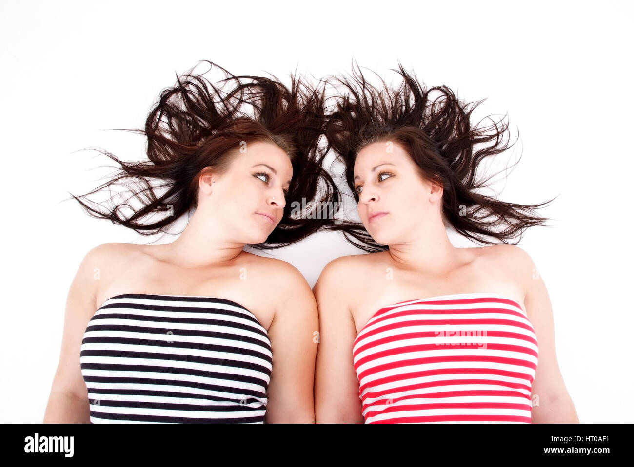 Zwillingsm?dchen mit langen, braunen Haaren - twins, dark-haired Stock Photo - Alamy