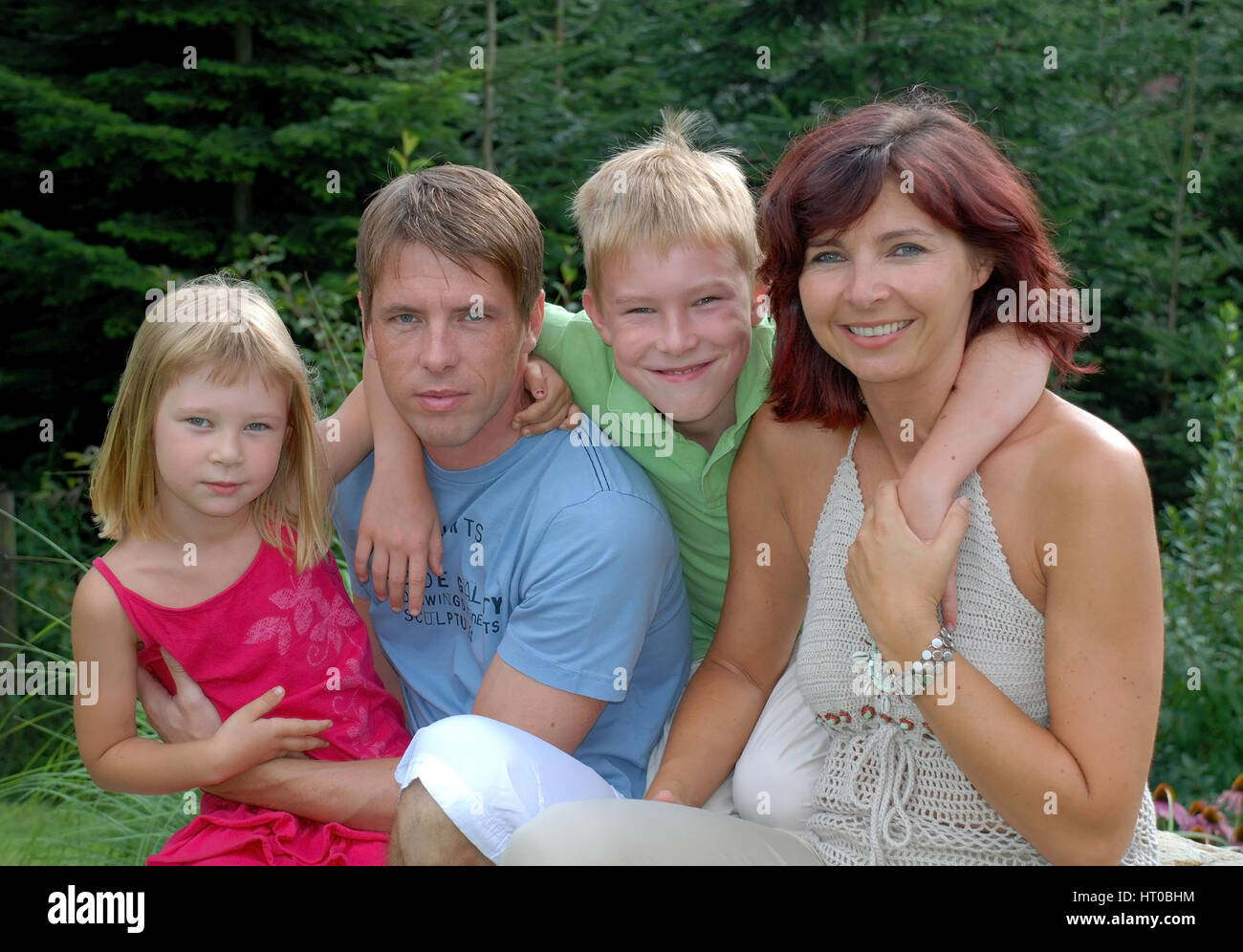 Familienfoto, Eltern mit zwei Kindern - familiy picture Stock Photo - Alamy