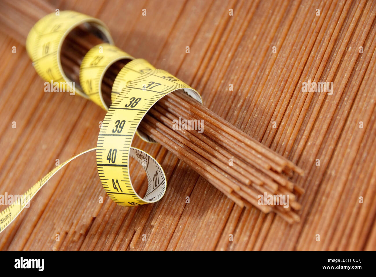 Symbolbild Ballaststoffreiche Di?t, Vollkornspaghetti mit Ma?band ...
