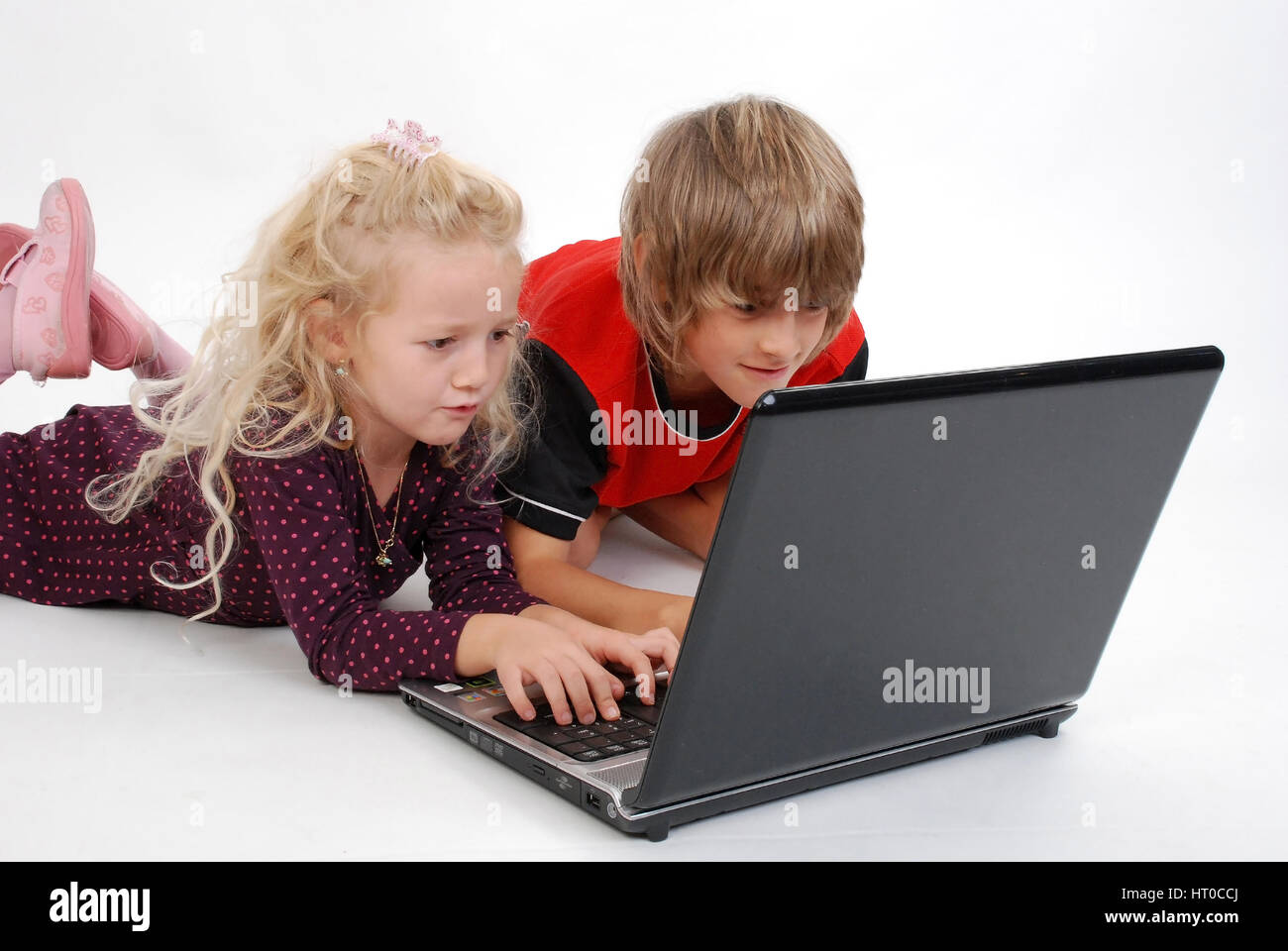 Kinder mit Notebook - children using laptop Stock Photo - Alamy