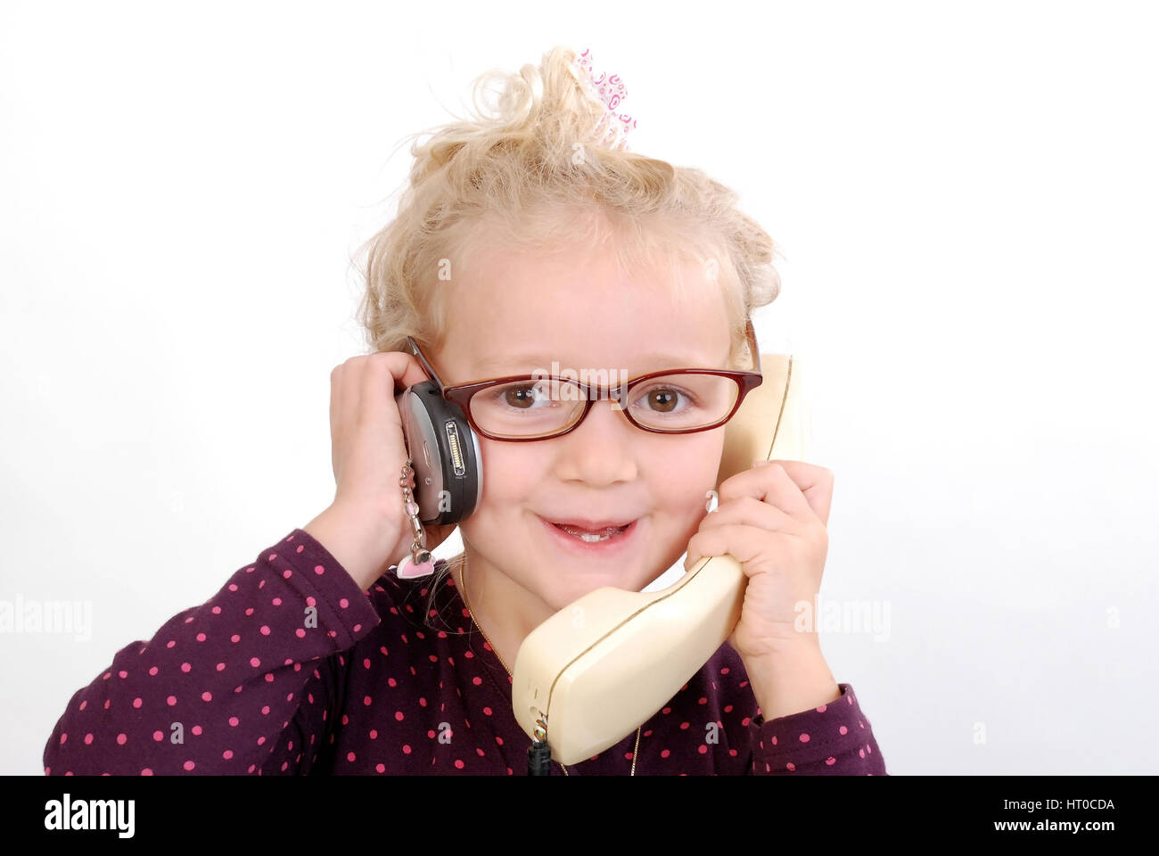 Kleines M?dchen telefoniert - little girl with telephones Stock Photo ...